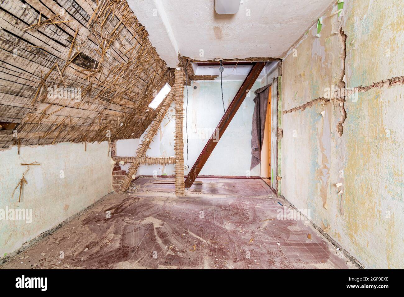 Removing reed plaster from roof slope and truss - Renovation Concept ...