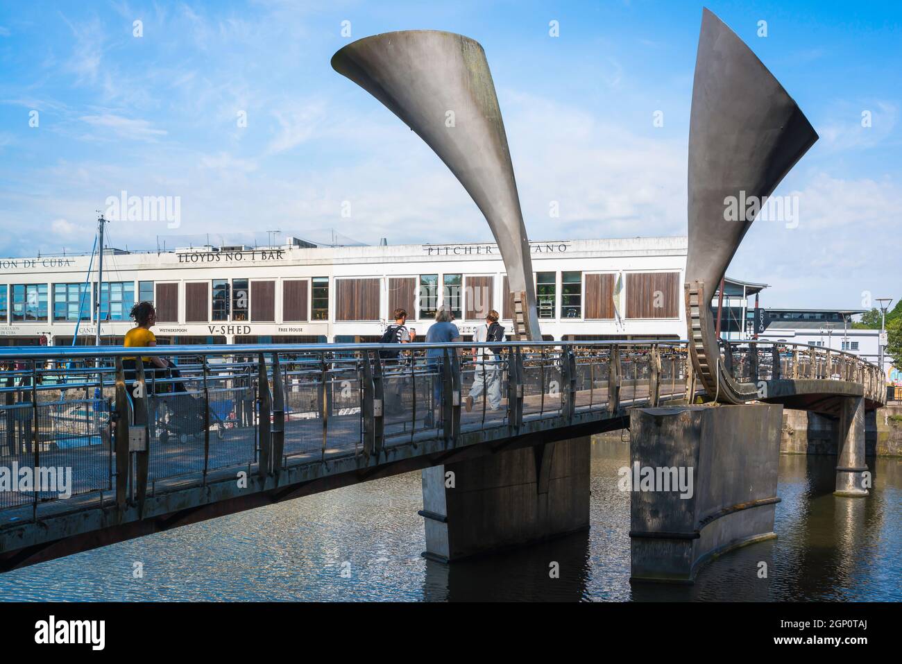 Pero's Bridge Bristol, view of Pero's Bridge linking Narrow Quay with ...
