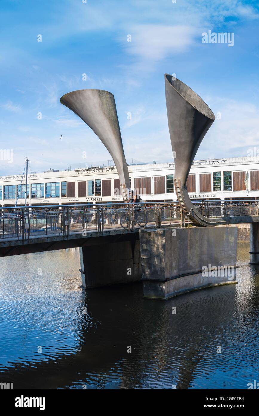 Pero's Bridge Bristol, view of Pero's Bridge linking Narrow Quay with ...