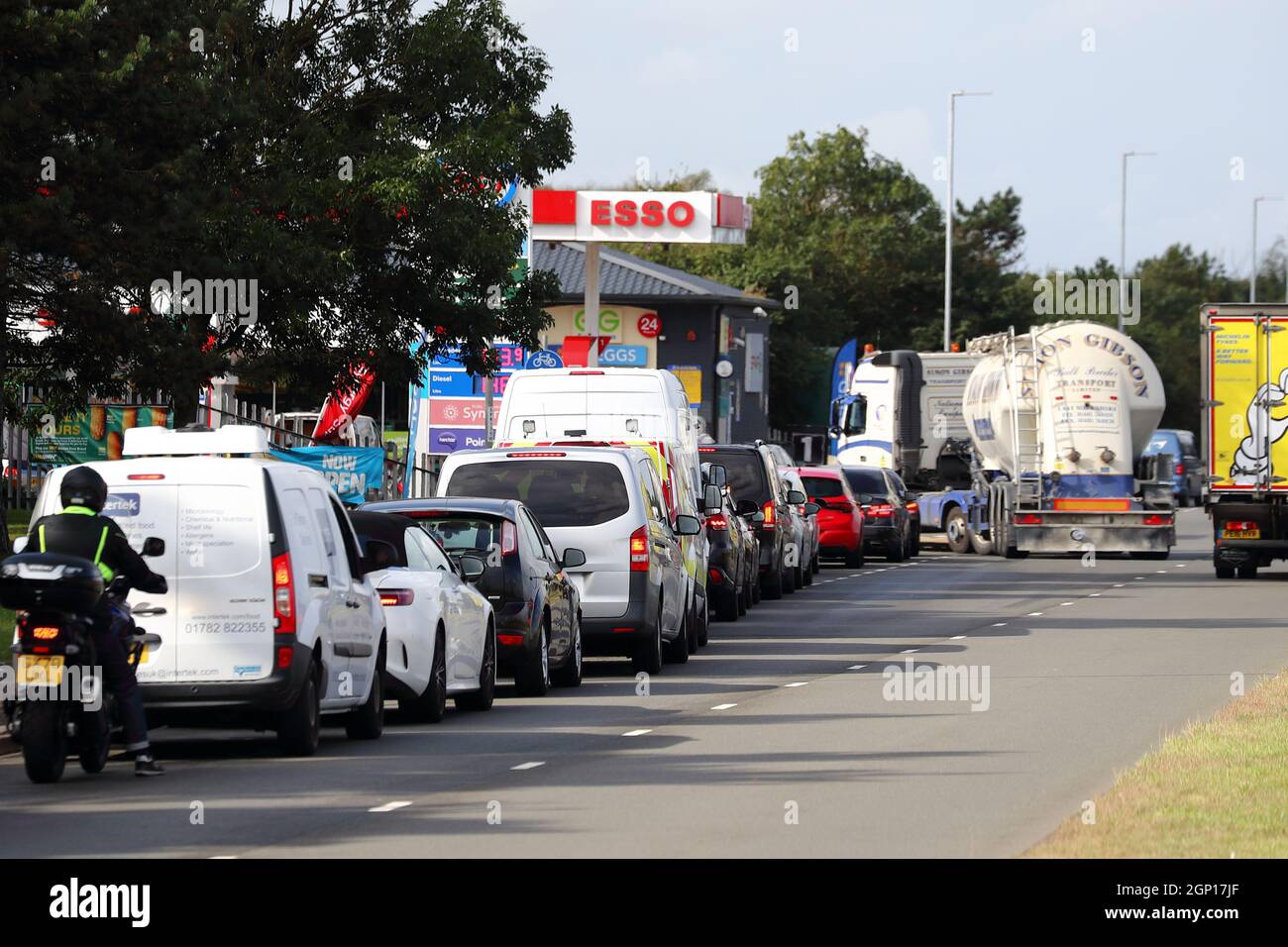 Queue cars petrol station hi-res stock photography and images - Alamy