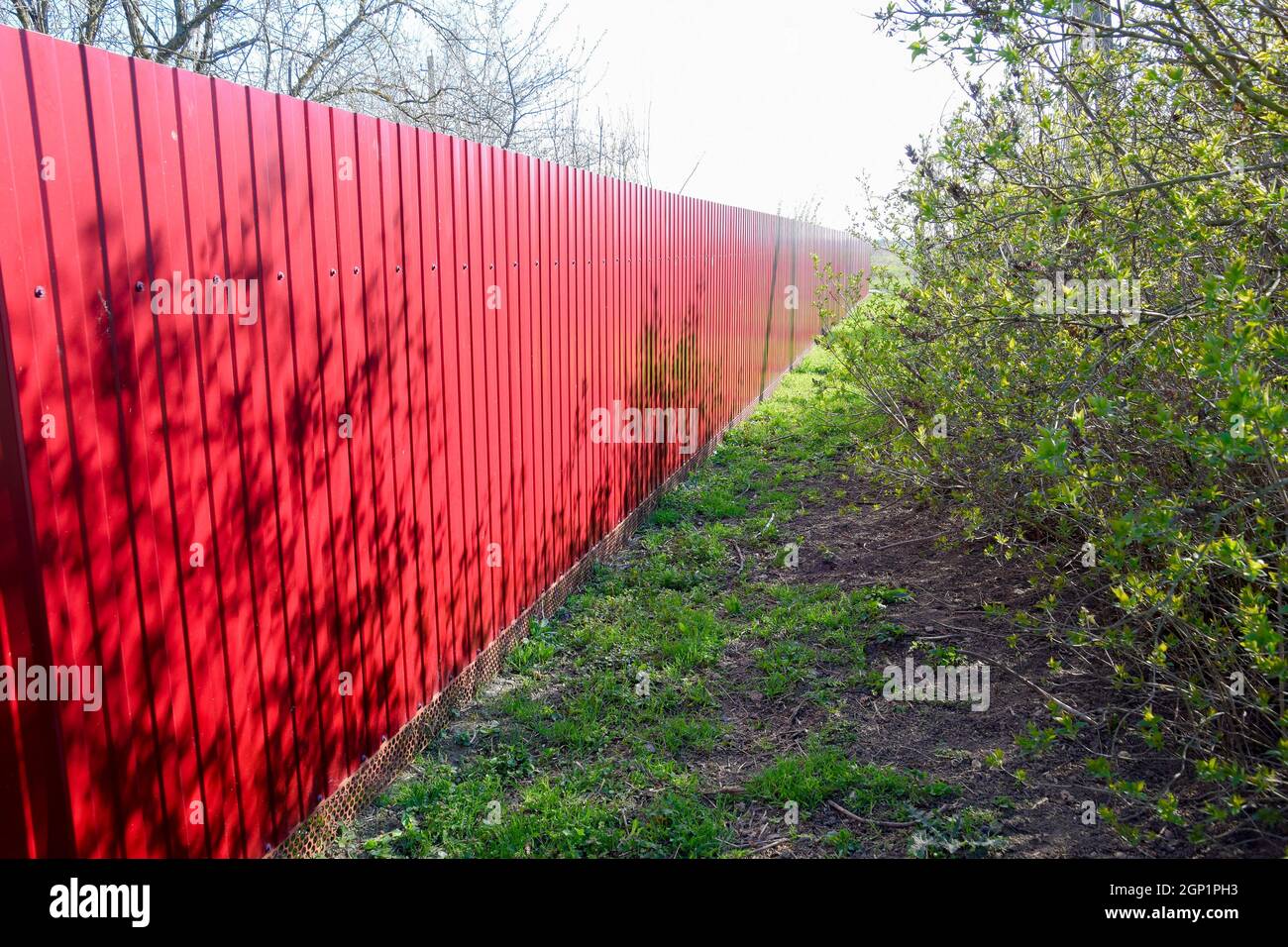 Jagged wood fence garden hi-res stock photography and images - Alamy