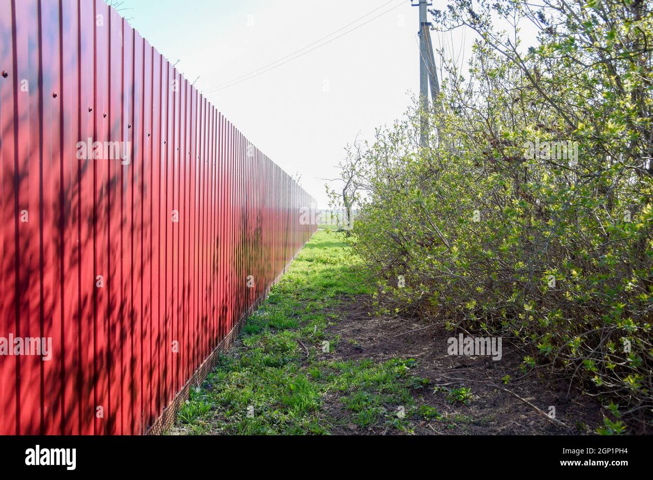Jagged wood fence garden hi-res stock photography and images - Alamy