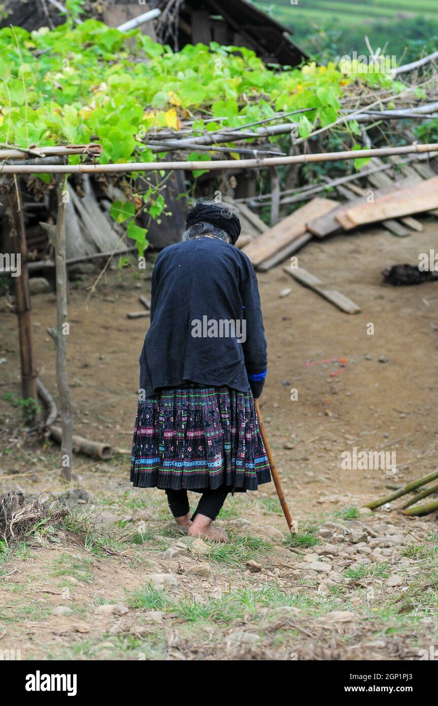 Ethnic Hmong people in a poor village in Sapa, Vietnam Stock Photo - Alamy