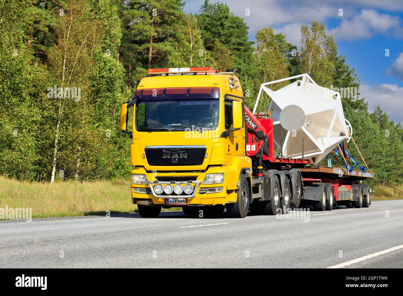 Man lifting heavy load hi-res stock photography and images - Alamy