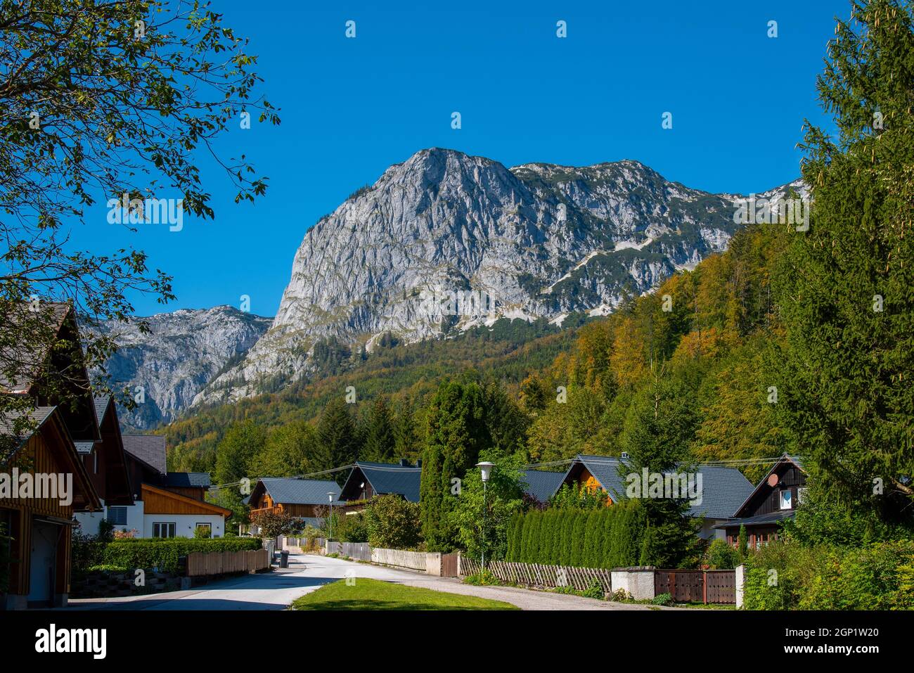 Rural country houses with a mountain in the background, Grundlsee ...
