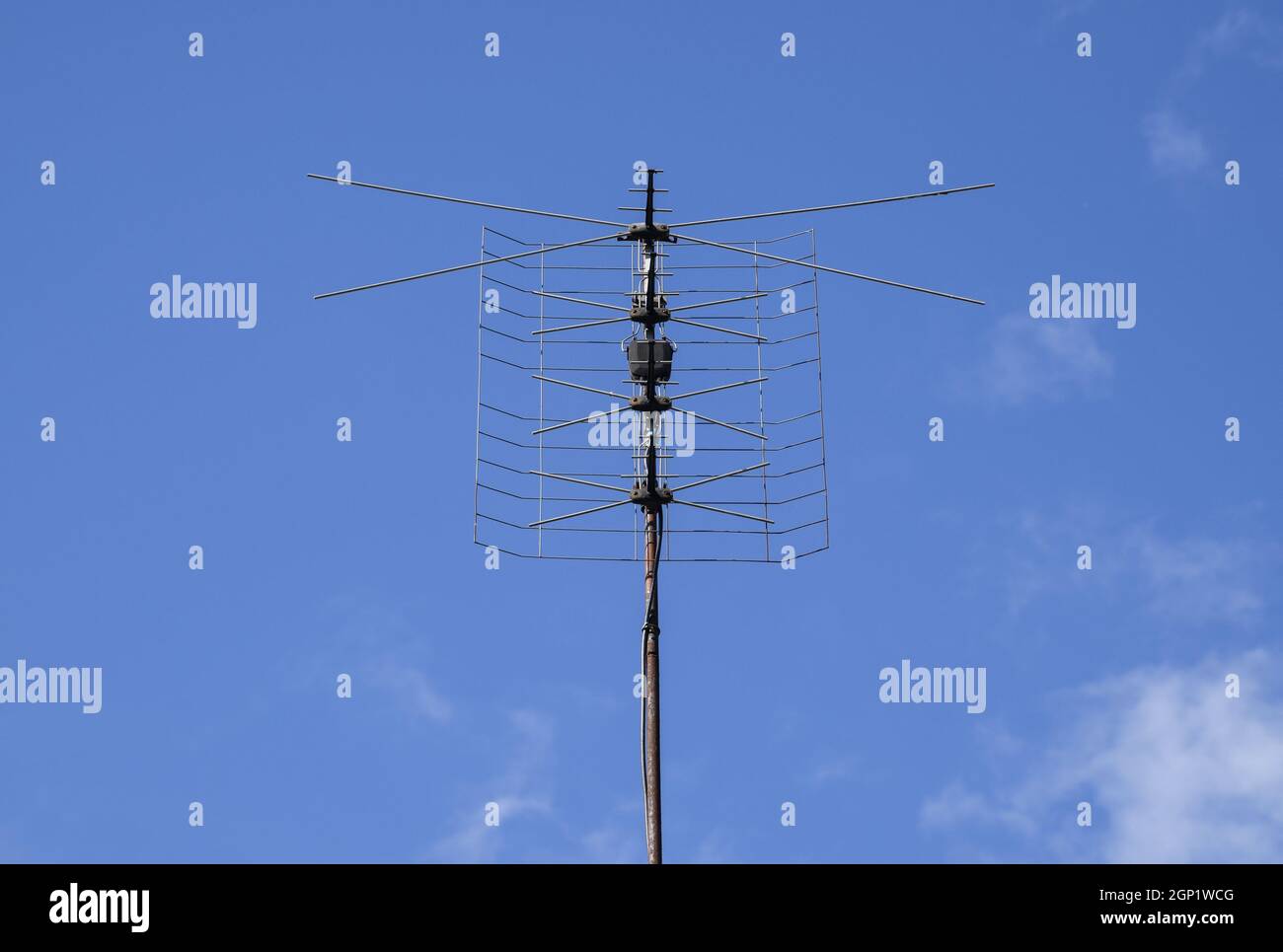 All-wave inphase antenna lattice. The television antenna for reception ...