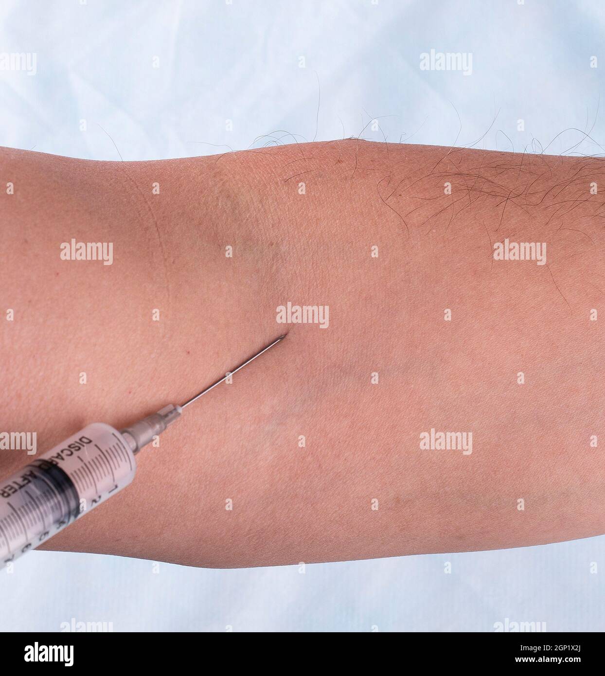 the vaccine injection in hand of man Stock Photo - Alamy