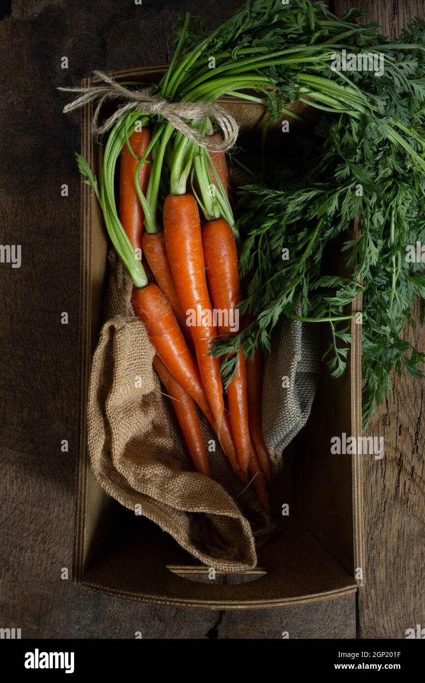 Carrots in a box hi-res stock photography and images - Alamy