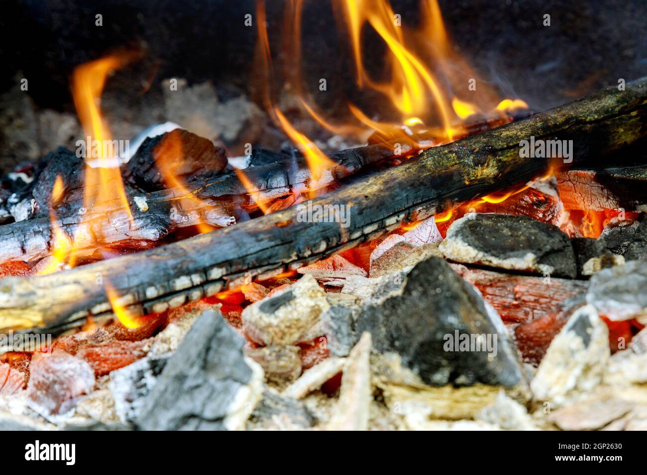Smouldering burning fire burning wood in the fireplace Stock Photo - Alamy