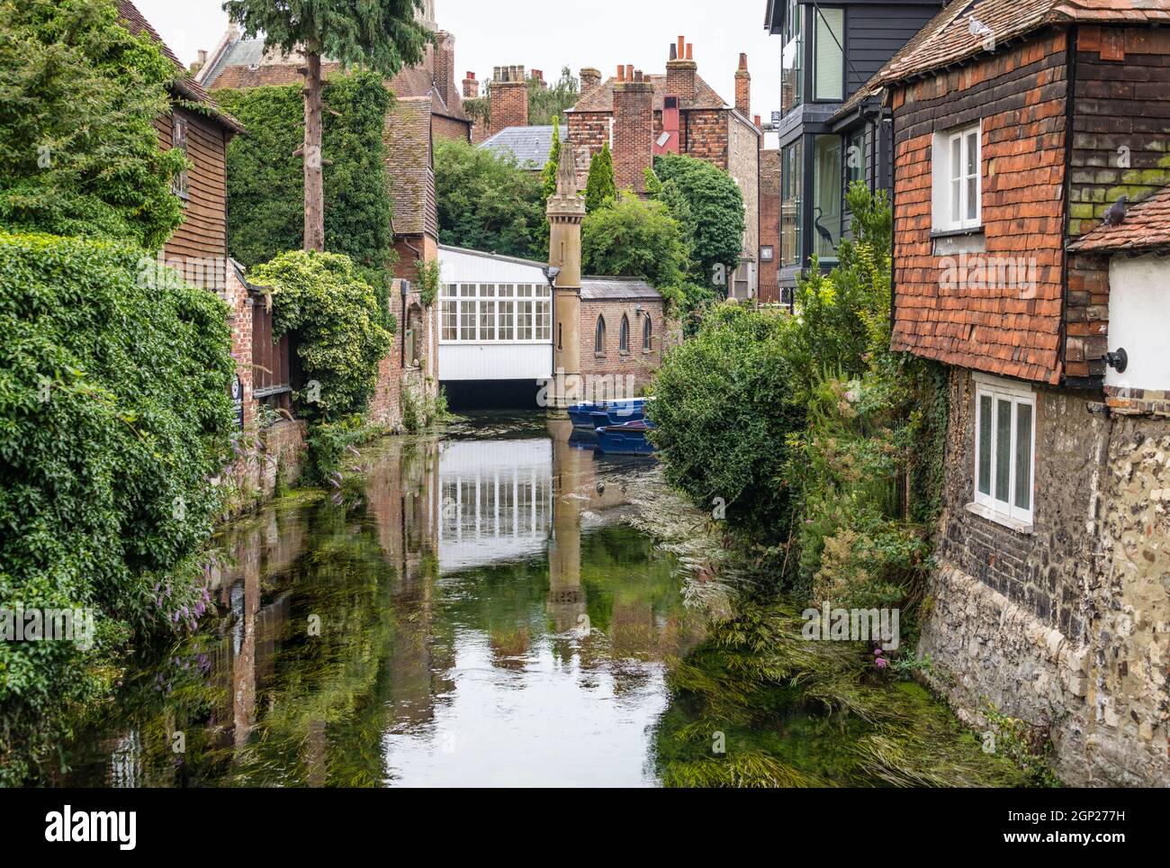 Old houses reflected in the Great Stour river in Canterbury, Kent ...