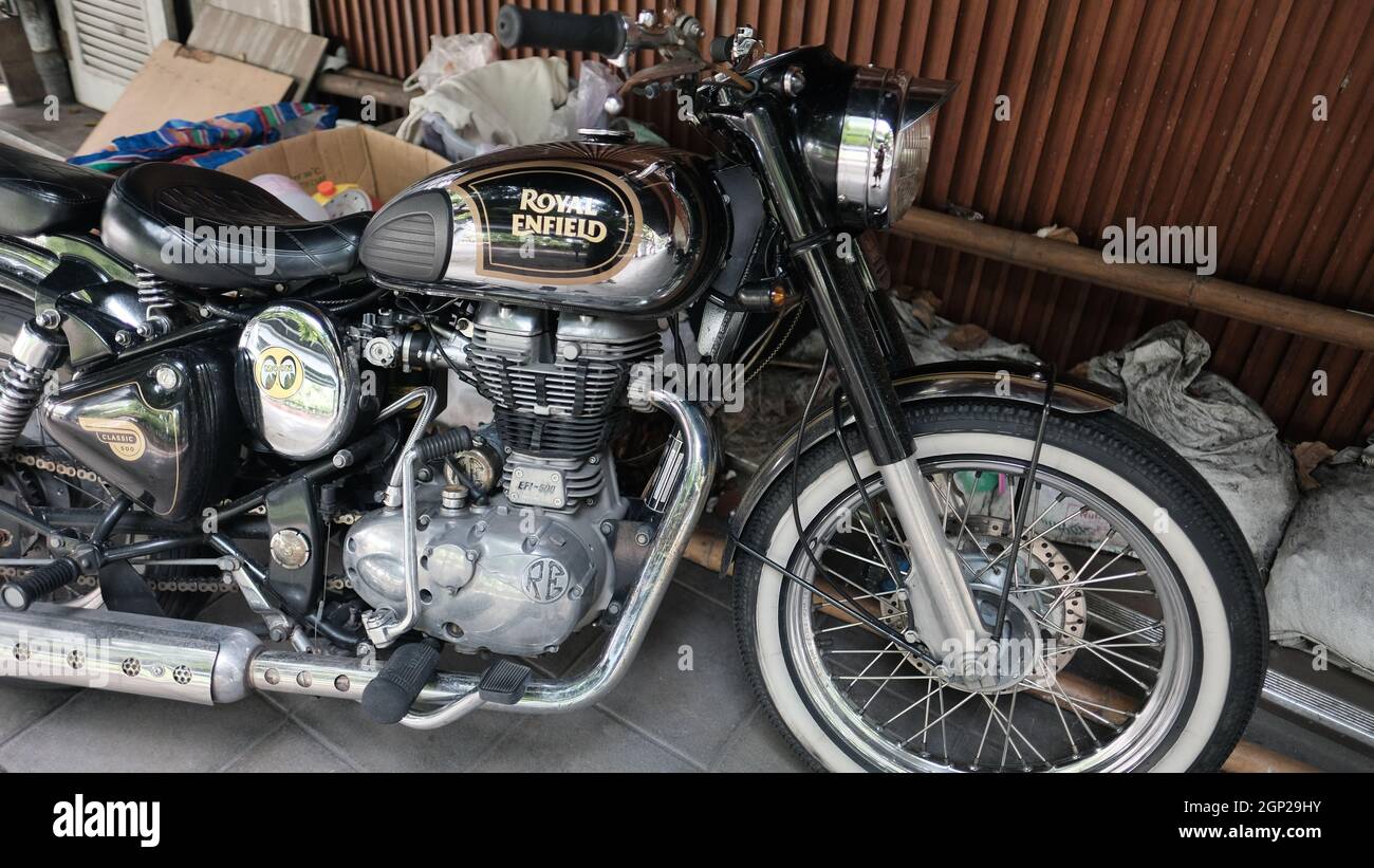 Royal enfield bike hi-res stock photography and images - Alamy