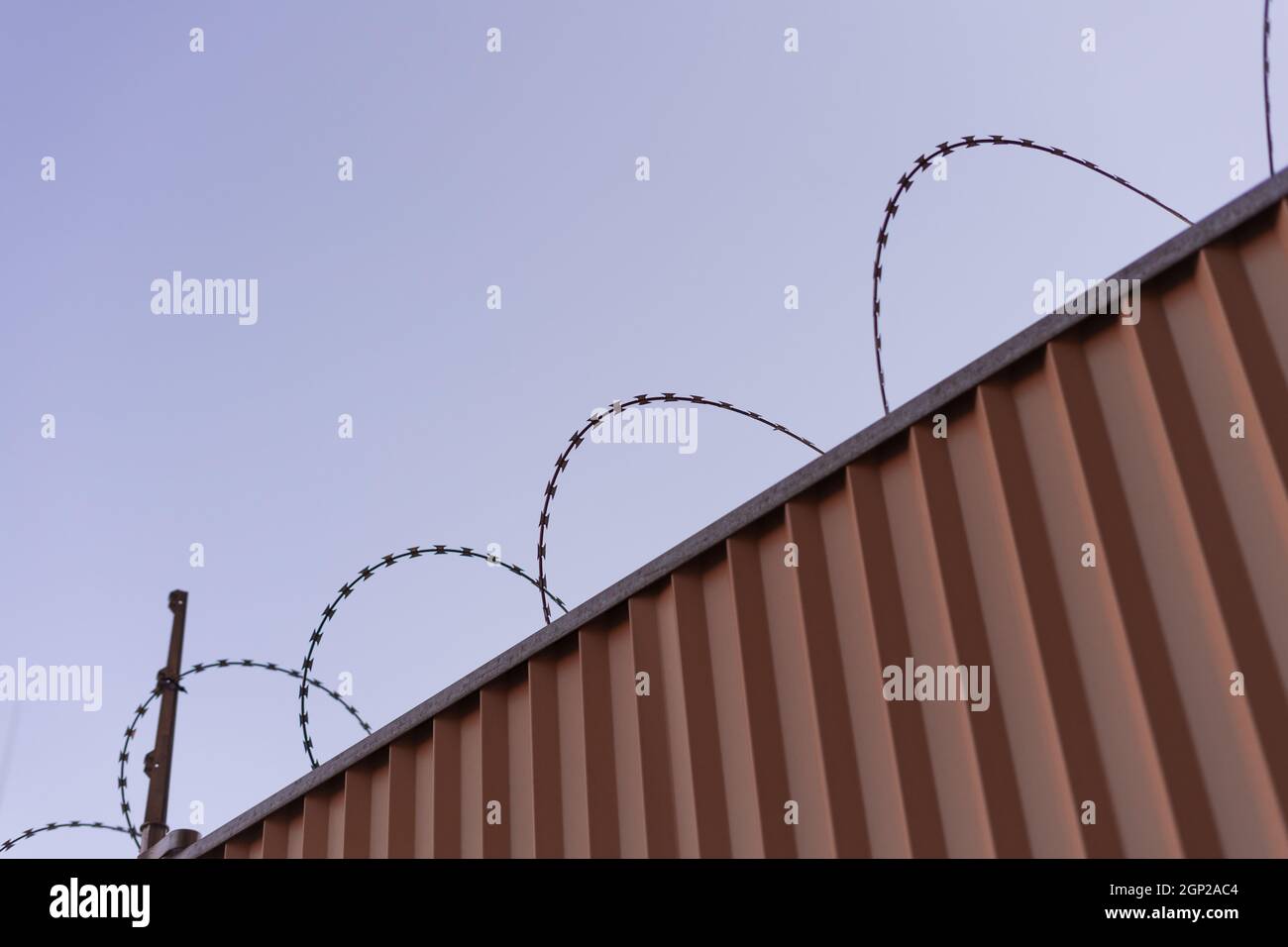 Metallic wired fence hi-res stock photography and images - Alamy