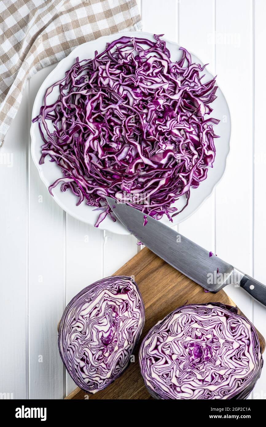 Sliced fresh red cabbage on plate. Top view Stock Photo - Alamy