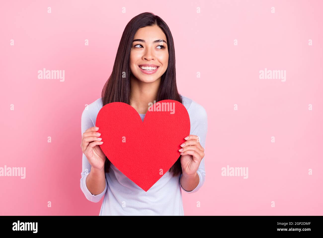 Photo portrait of girl keeping red heart smiling on valentines day ...