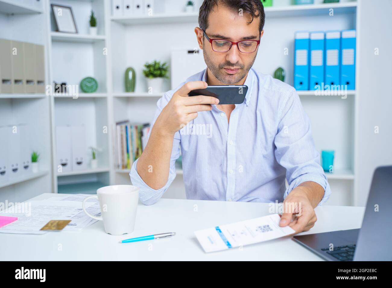 Global response access code hi-res stock photography and images - Alamy