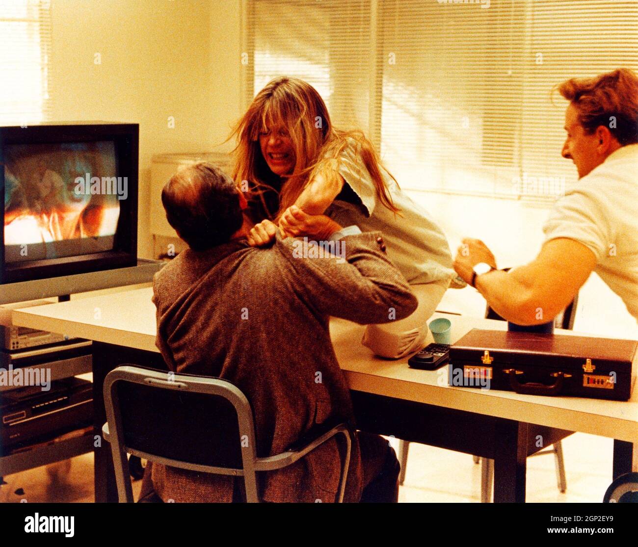 TERMINATOR 2: JUDGMENT DAY, Earl Boen (back of head), Linda Hamilton ...