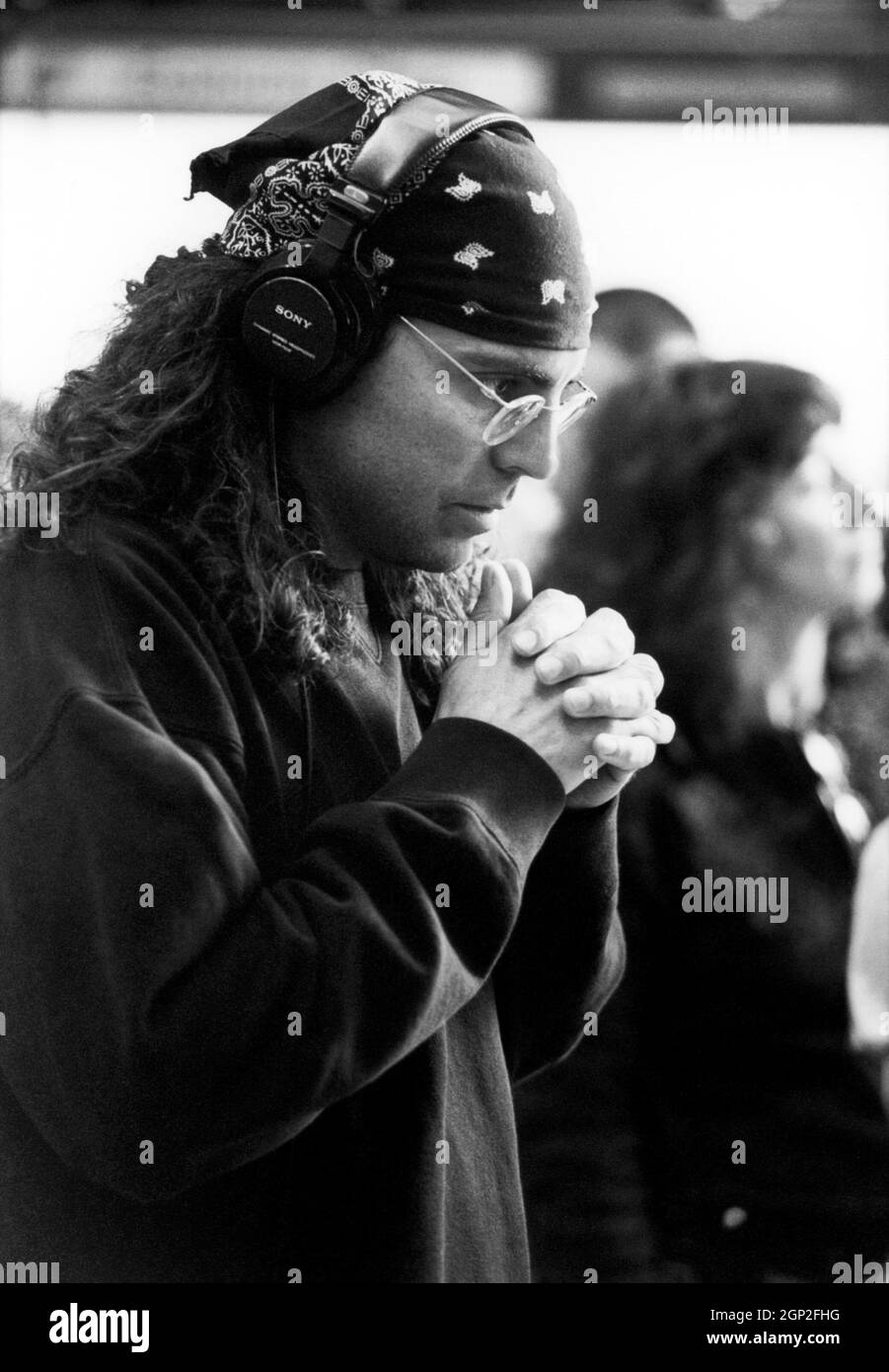 DRAGONFLY, director Tom Shadyac, on set, 2002. ph: Ralph Nelson ...