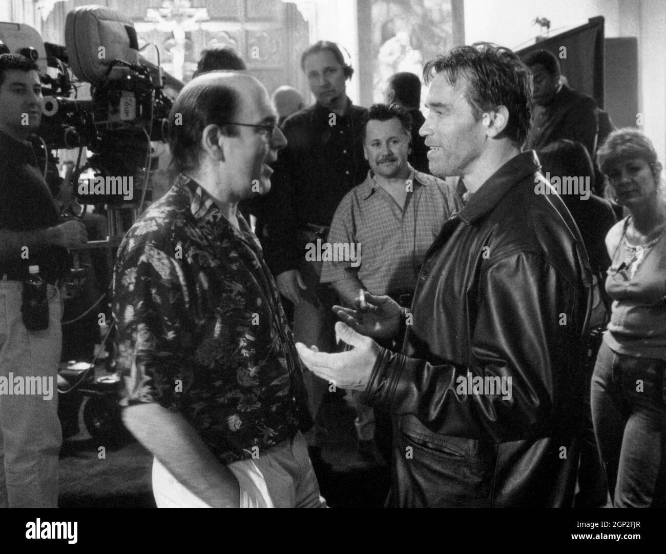 END OF DAYS, Arnold Schwarzenegger, Peter Hyams, director, on set, 1999 ...