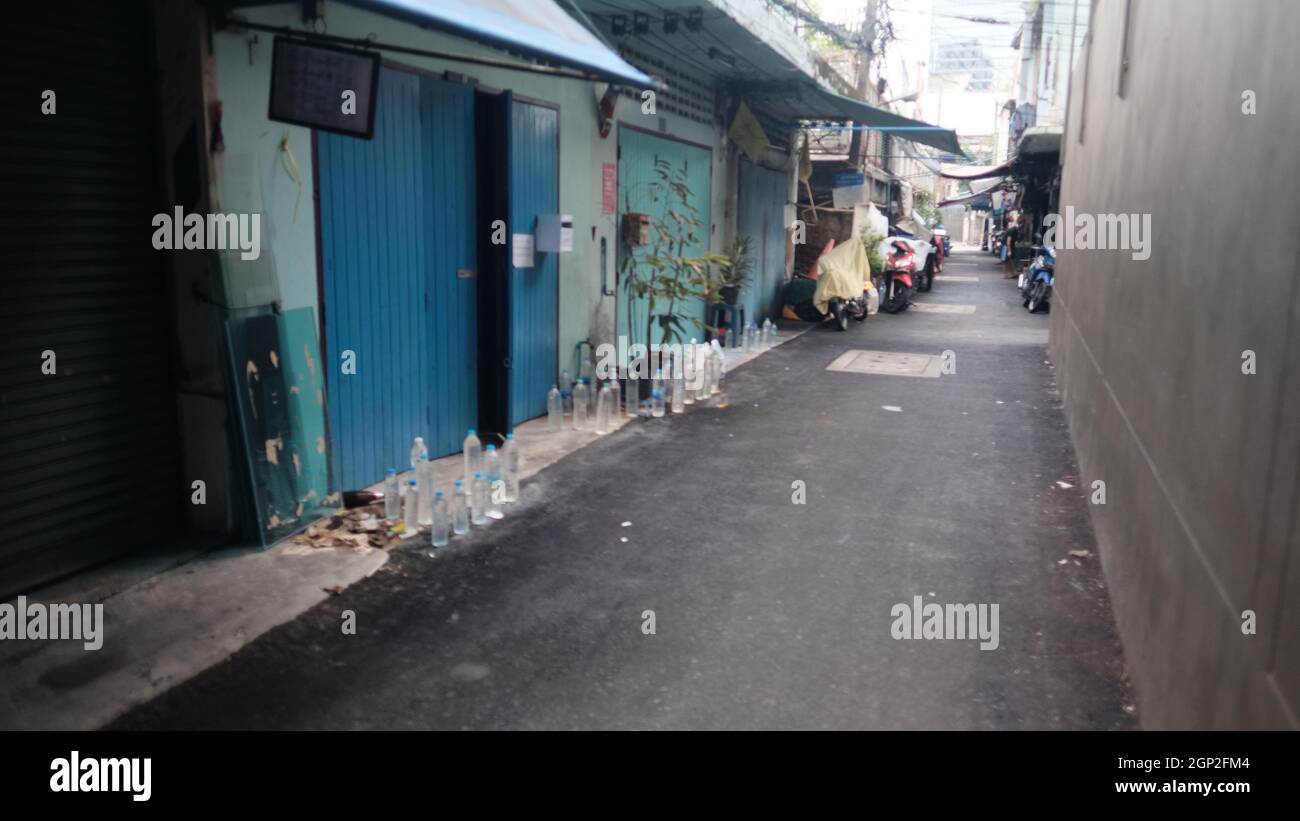 Low Income Back Alley in Bangrak, Bangkok Thailand Stock Photo - Alamy