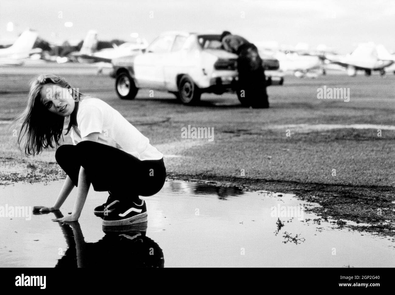 GO, from left: Sarah Polley, Nathan Bexton (in background), 1999. ph ...