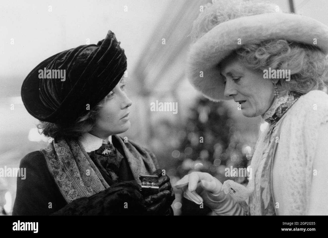 HOWARDS END, from left: Emma Thompson, Vanessa Redgrave, 1992. ph ...