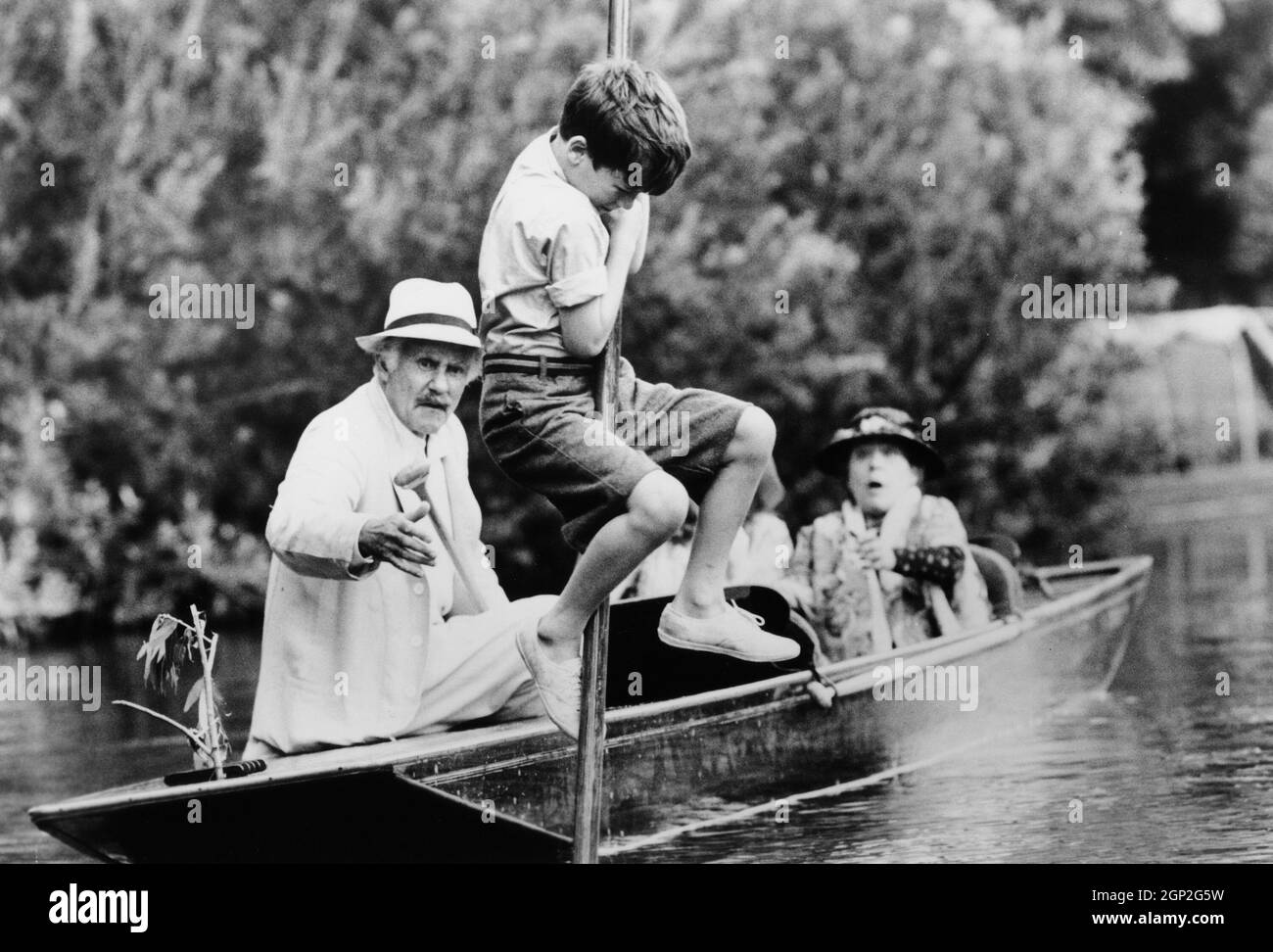 HOPE AND GLORY, from left: Ian Bannen, Sebastian Rice-Edwards, Annie ...