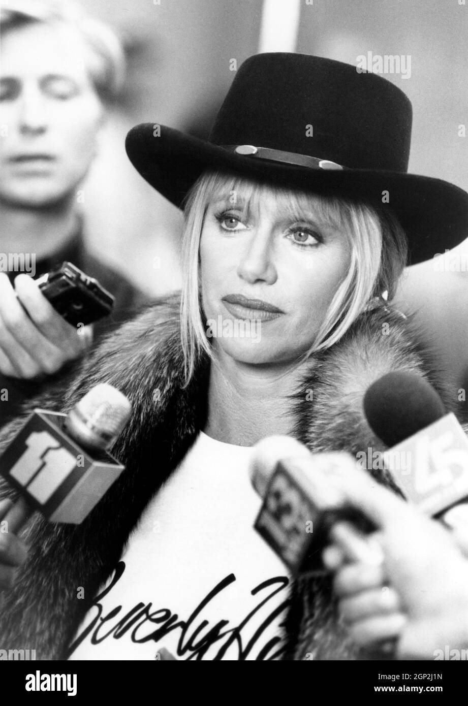 SERIAL MOM, Suzanne Somers, 1994. ph: © Savoy Pictures / courtesy ...