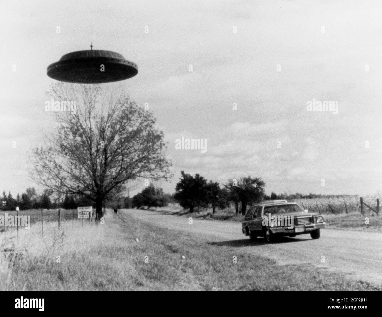 STARSHIP INVASIONS, (aka ALIEN ENCOUNTER), Flying saucer descends upon ...