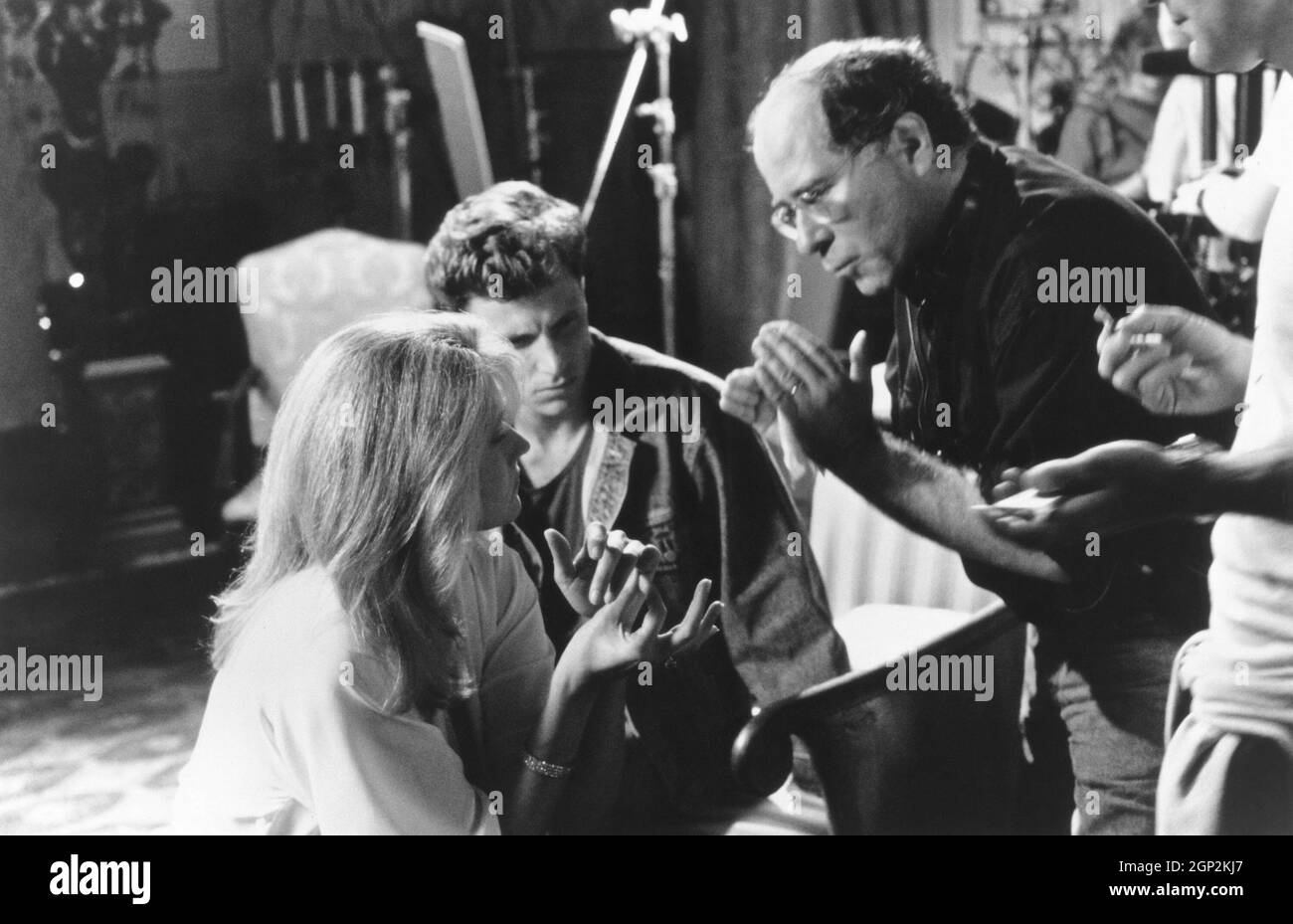 TRACES OF RED, from left: Lorraine Bracco, Tony Goldwyn, director Andy ...