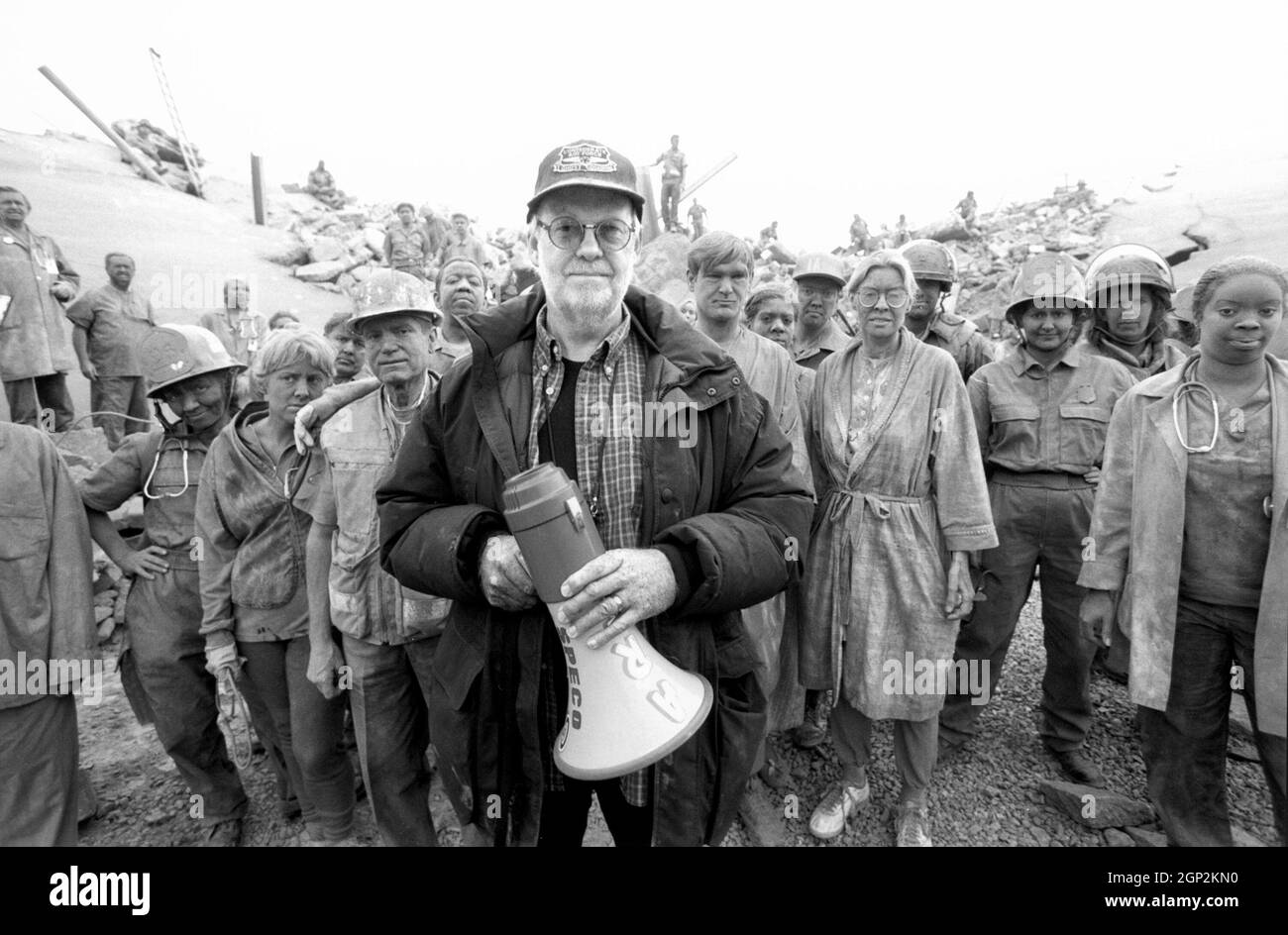 VOLCANO, director Mick Jackson (center), on set, 1997. ph: Lorey ...