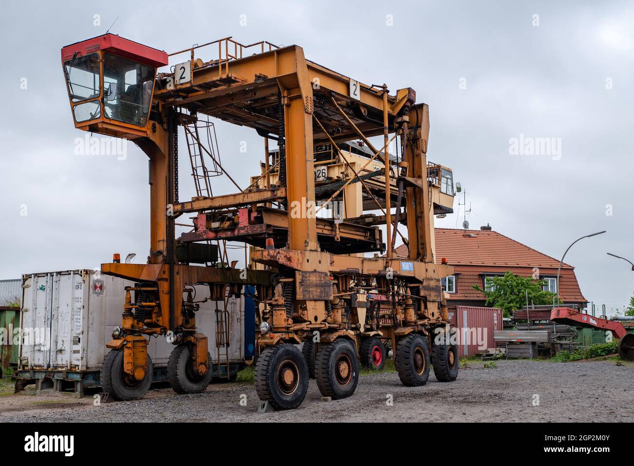 Straddle crane hi-res stock photography and images - Alamy