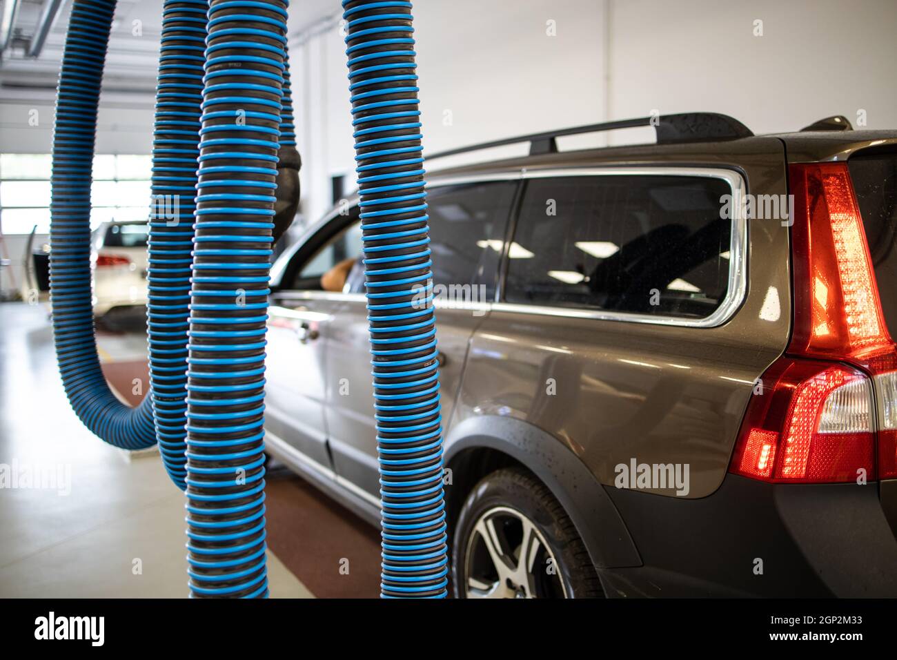 Car mechanic changind tires of a car in a repair shop/car garage ...