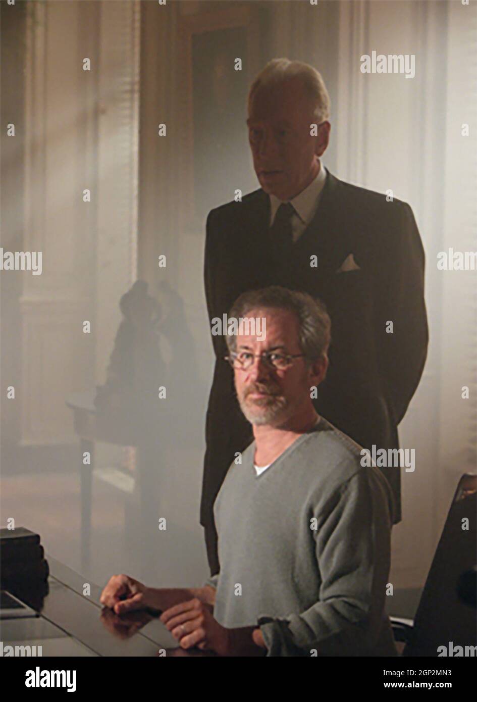 MINORITY REPORT, foreground: Steven Spielberg, director, Max von Sydow ... MINORITY REPORT, foreground: Steven Spielberg, director, Max von Sydow ...