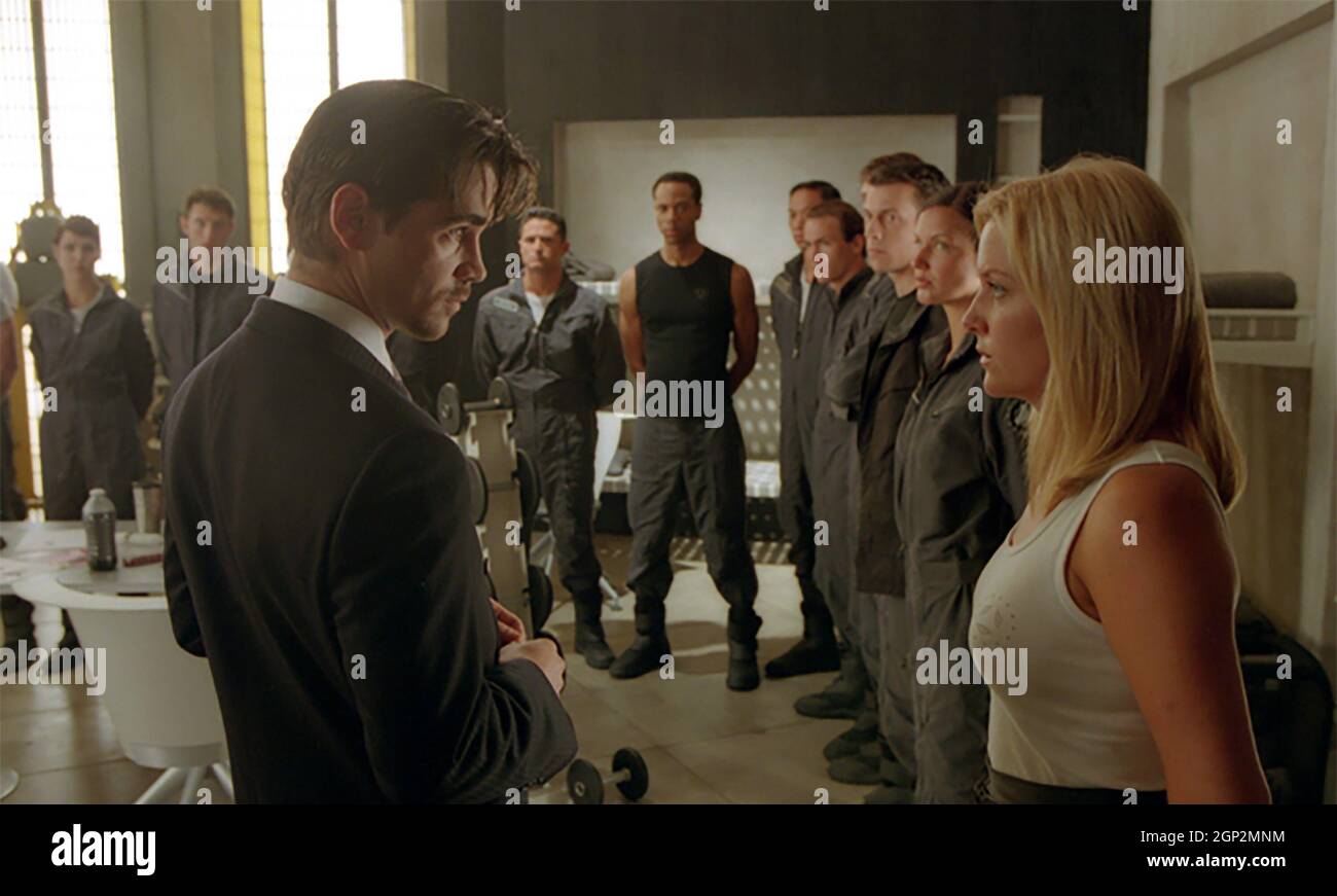MINORITY REPORT, foreground from left: Colin Farrell, Jessica Capshaw ...