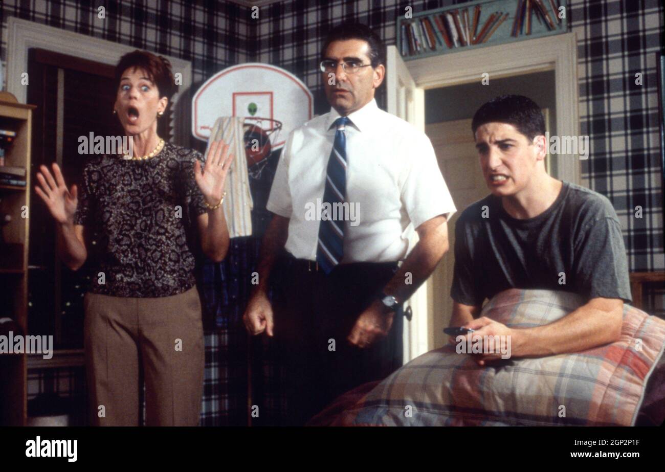 AMERICAN PIE, from left: Molly Cheek, Eugene Levy, Jason Biggs, 1999 ...
