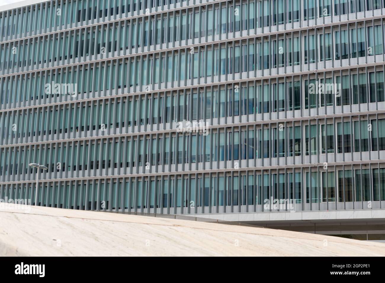 Office building windows, full view hi-res stock photography and images ...