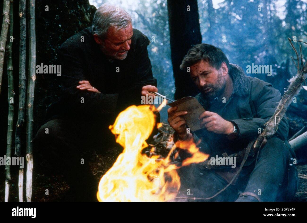 THE EDGE, from left: Anthony Hopkins, Alec Baldwin, 1997. ph: Joe ...