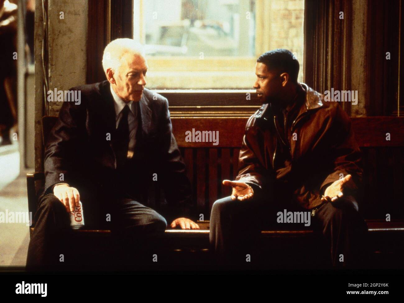 FALLEN, from left: Donald Sutherland, Denzel Washington, 1998. © Warner ...