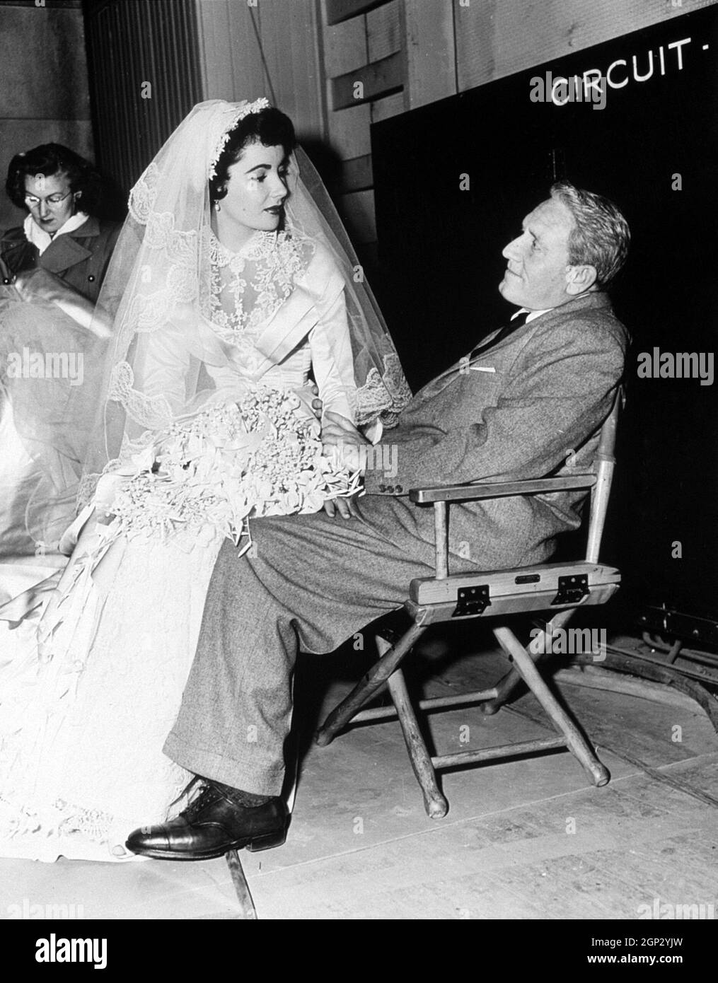 FATHER OF THE BRIDE, from left: Elizabeth Taylor, Spencer Tracy, on set ...