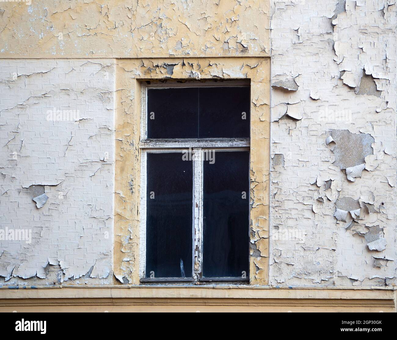 Window of an old house with crumbling paint Fenser eines alten Hauses ...