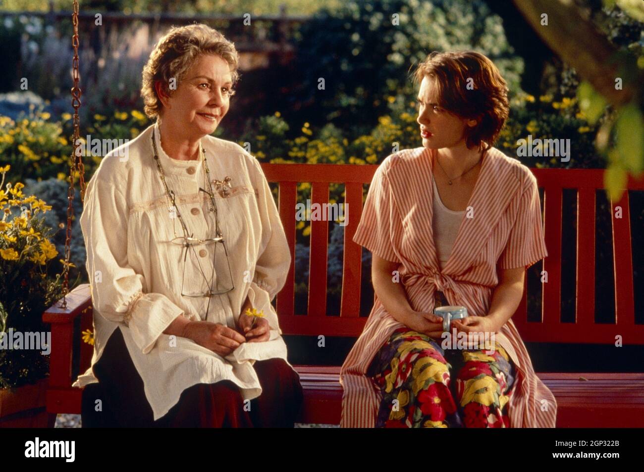 HOW TO MAKE AN AMERICAN QUILT, from left: Jean Simmons, Winona Ryder ...