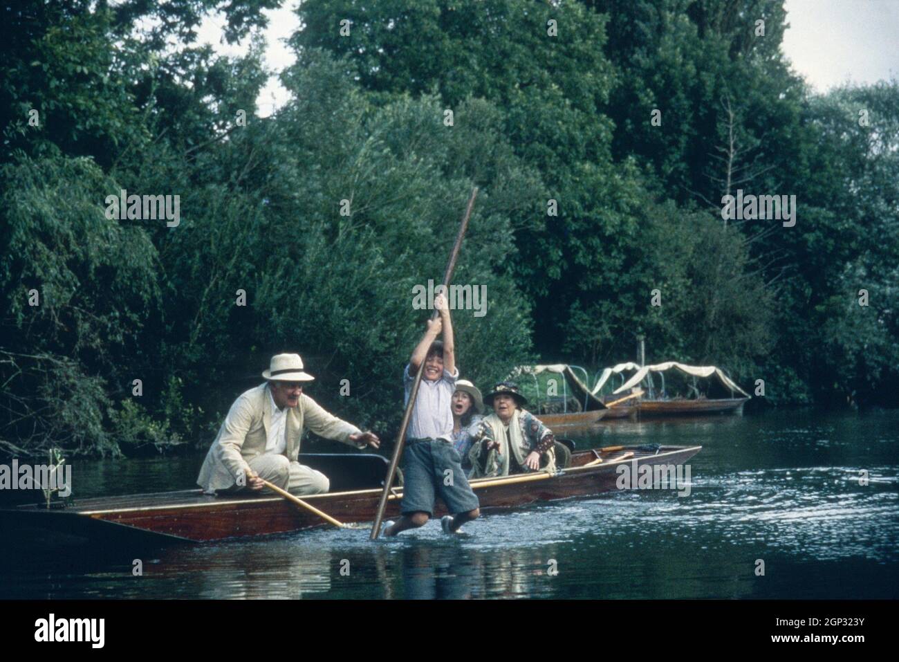 HOPE AND GLORY, from left: Ian Bannen, Sebastian Rice-Edwards, Sarah ...