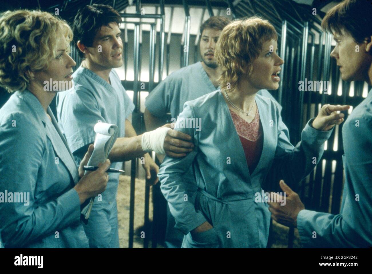 HOLLOW MAN, from left: Elisabeth Shue, Josh Brolin, Greg Grunberg, Kim ...