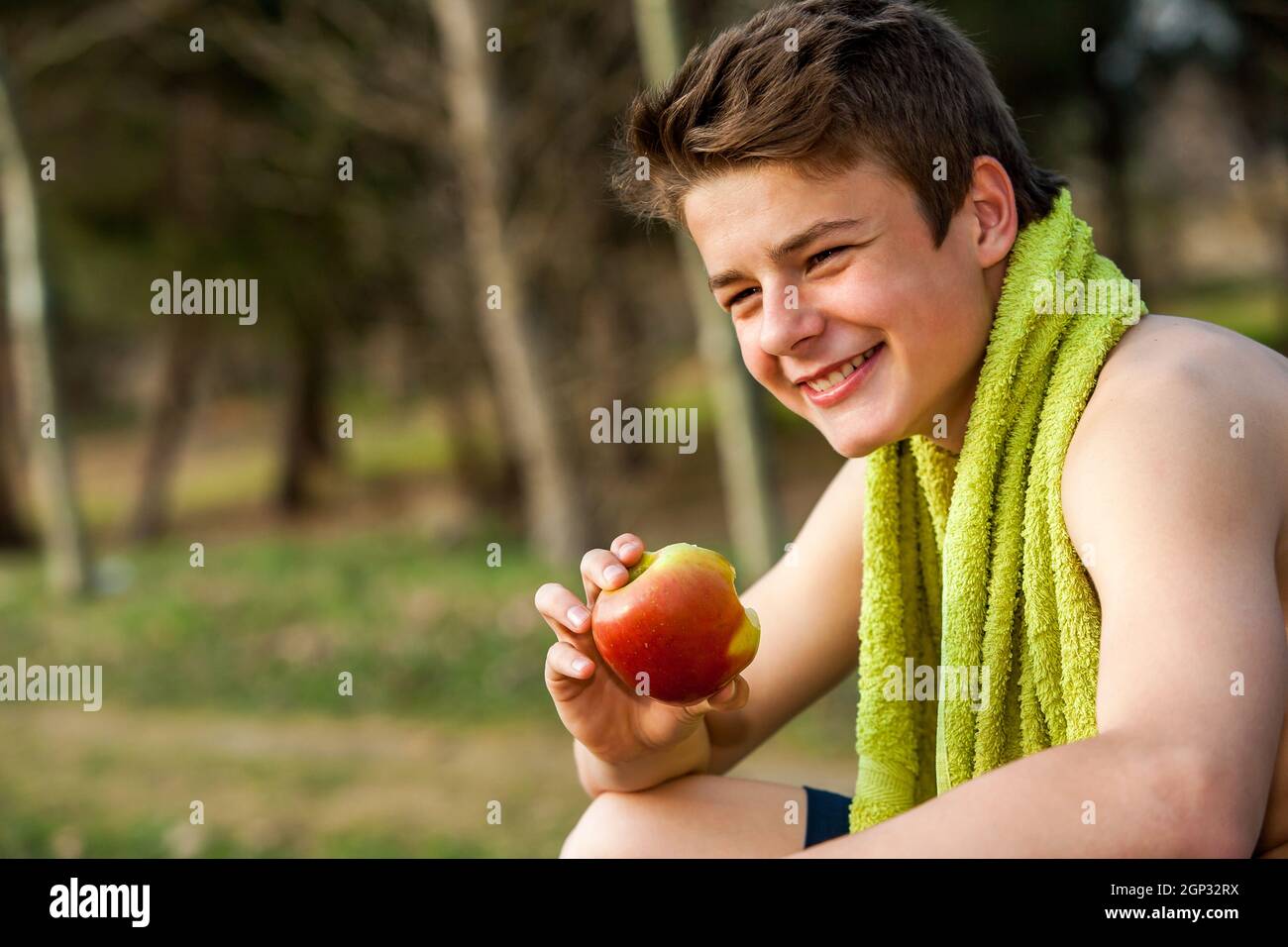 Teen jogger eating apple after exercise outdoors Stock Photo - Alamy