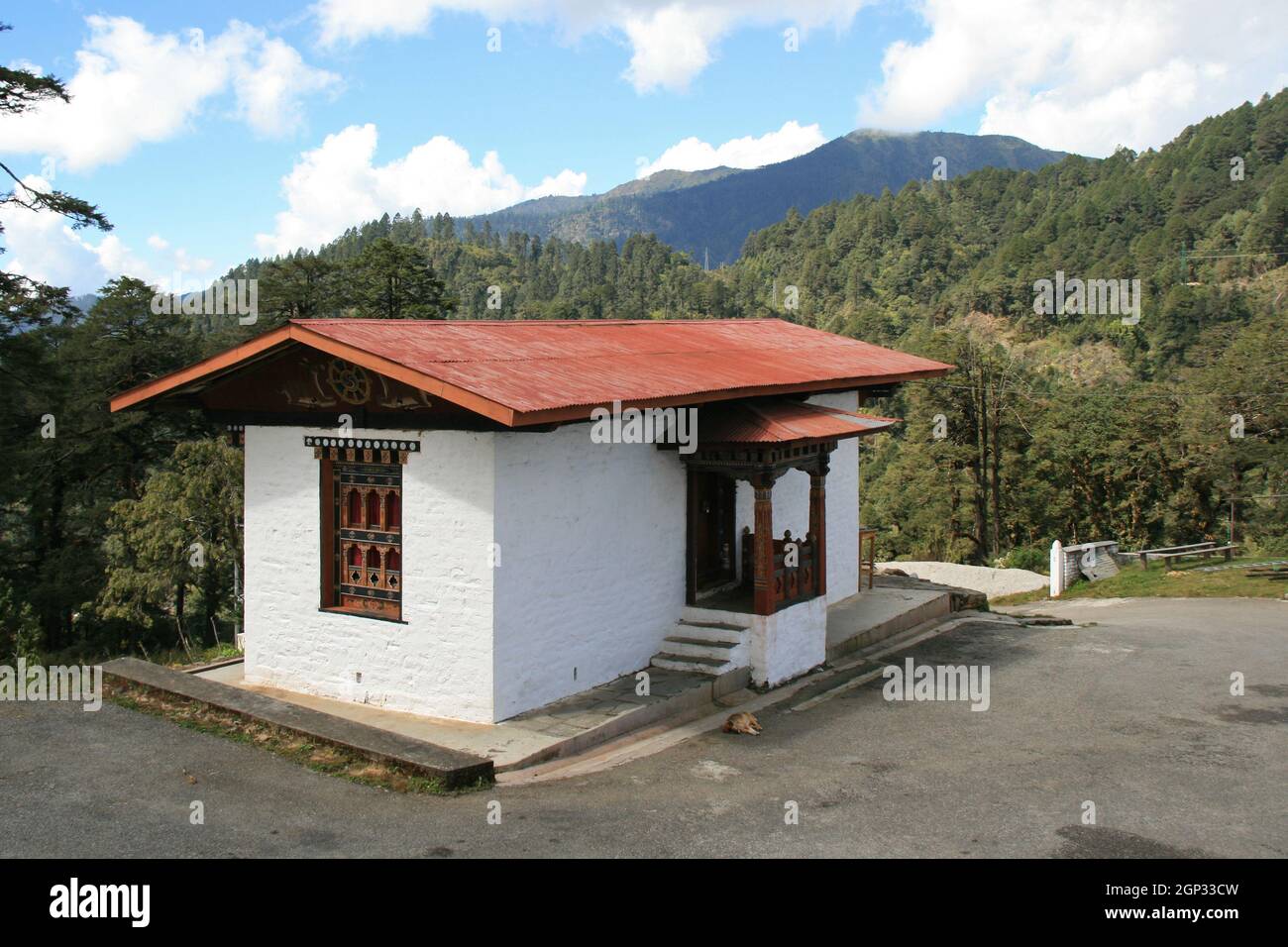 traditional bhutanese building at dochula pass in bhutan Stock Photo ...