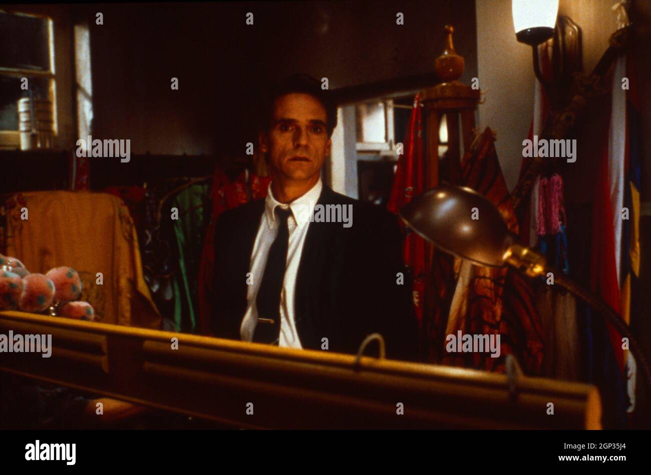 M. BUTTERFLY, Jeremy Irons, 1993. © Geffen Pictures / courtesy Everett ...