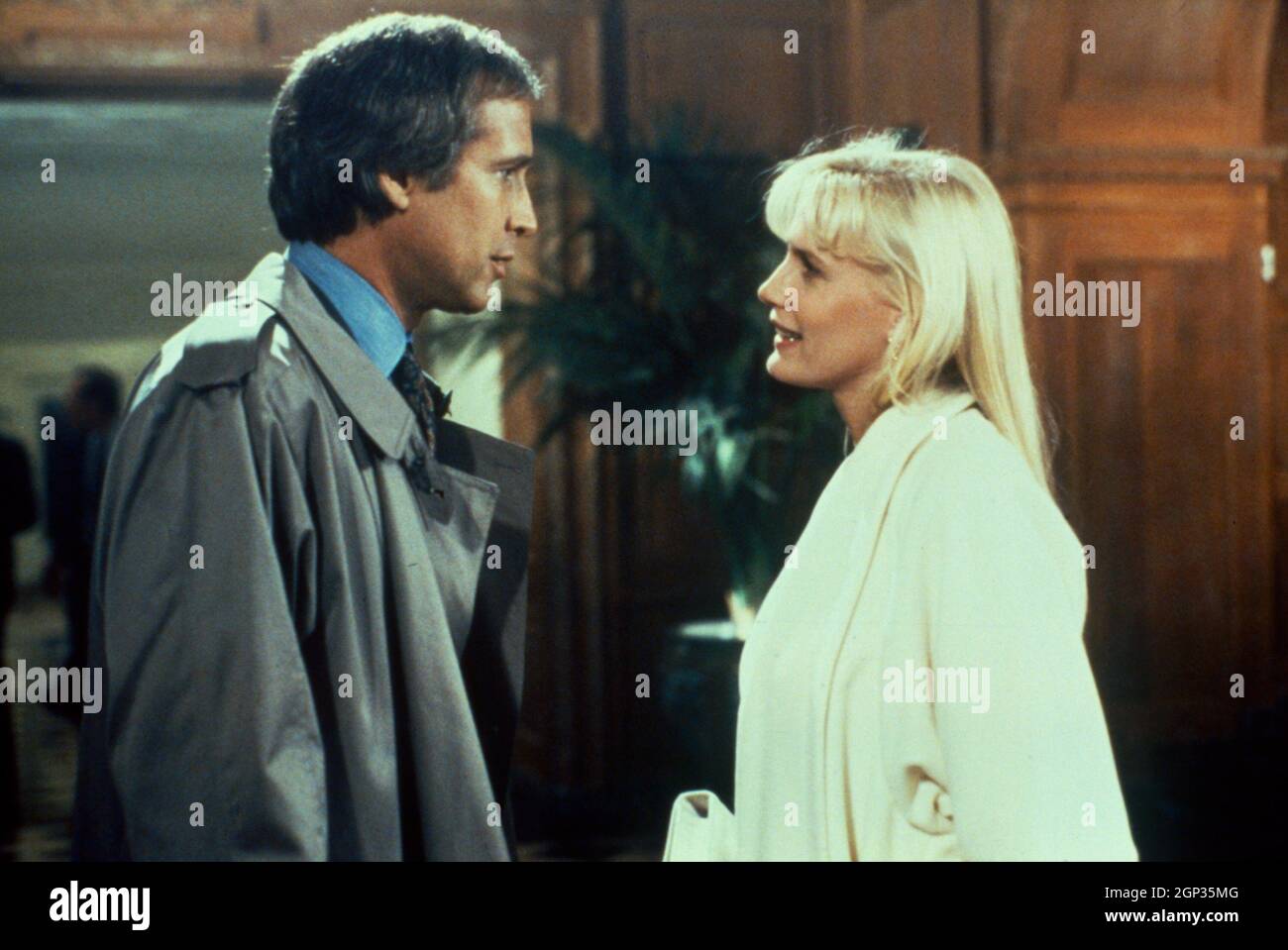 MEMOIRS OF AN INVISIBLE MAN, from left: Chevy Chase, Daryl Hannah,1992 ...