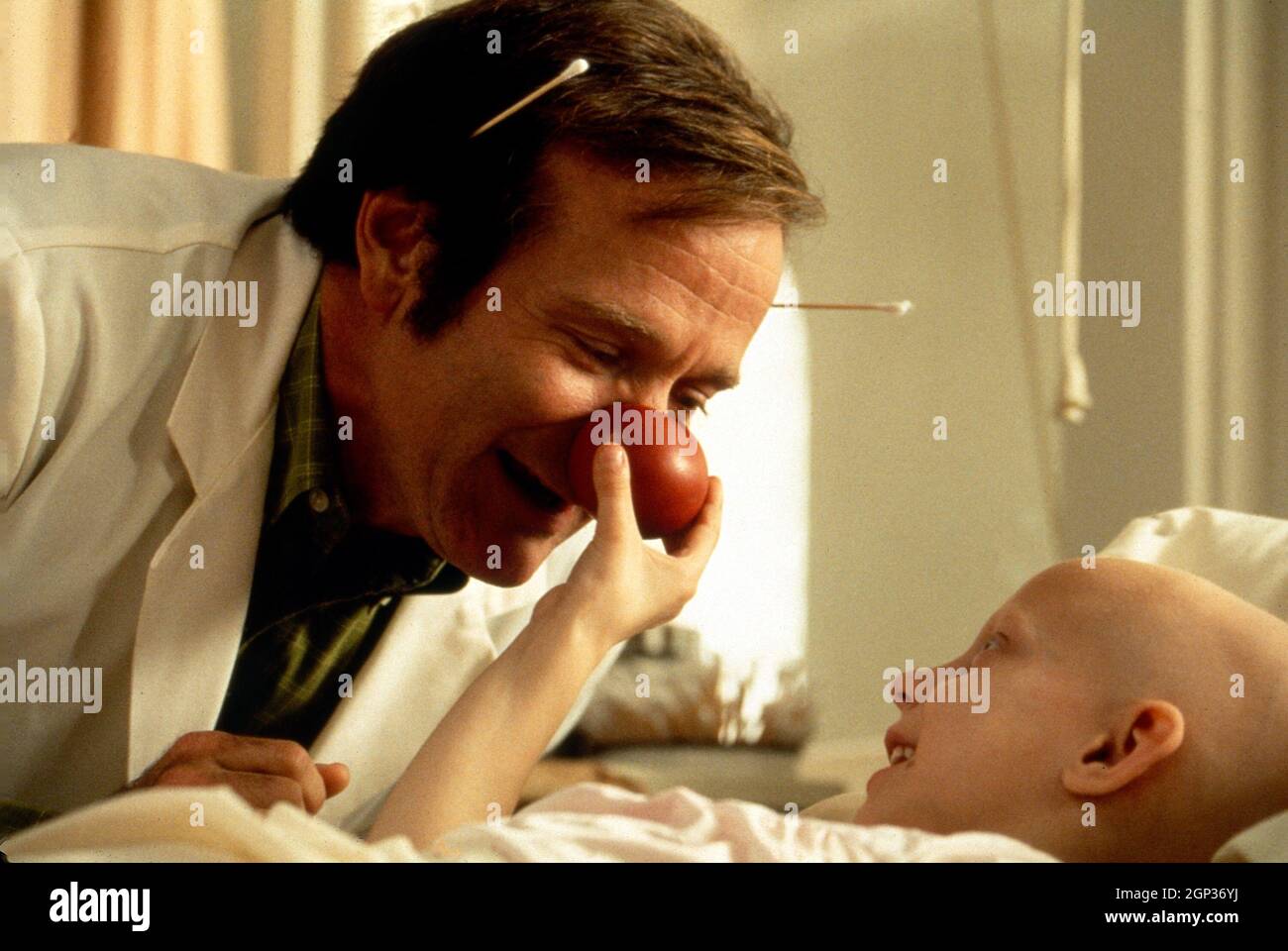 PATCH ADAMS, Robin Williams (left), 1998. © Universal/Courtesy Everett ...