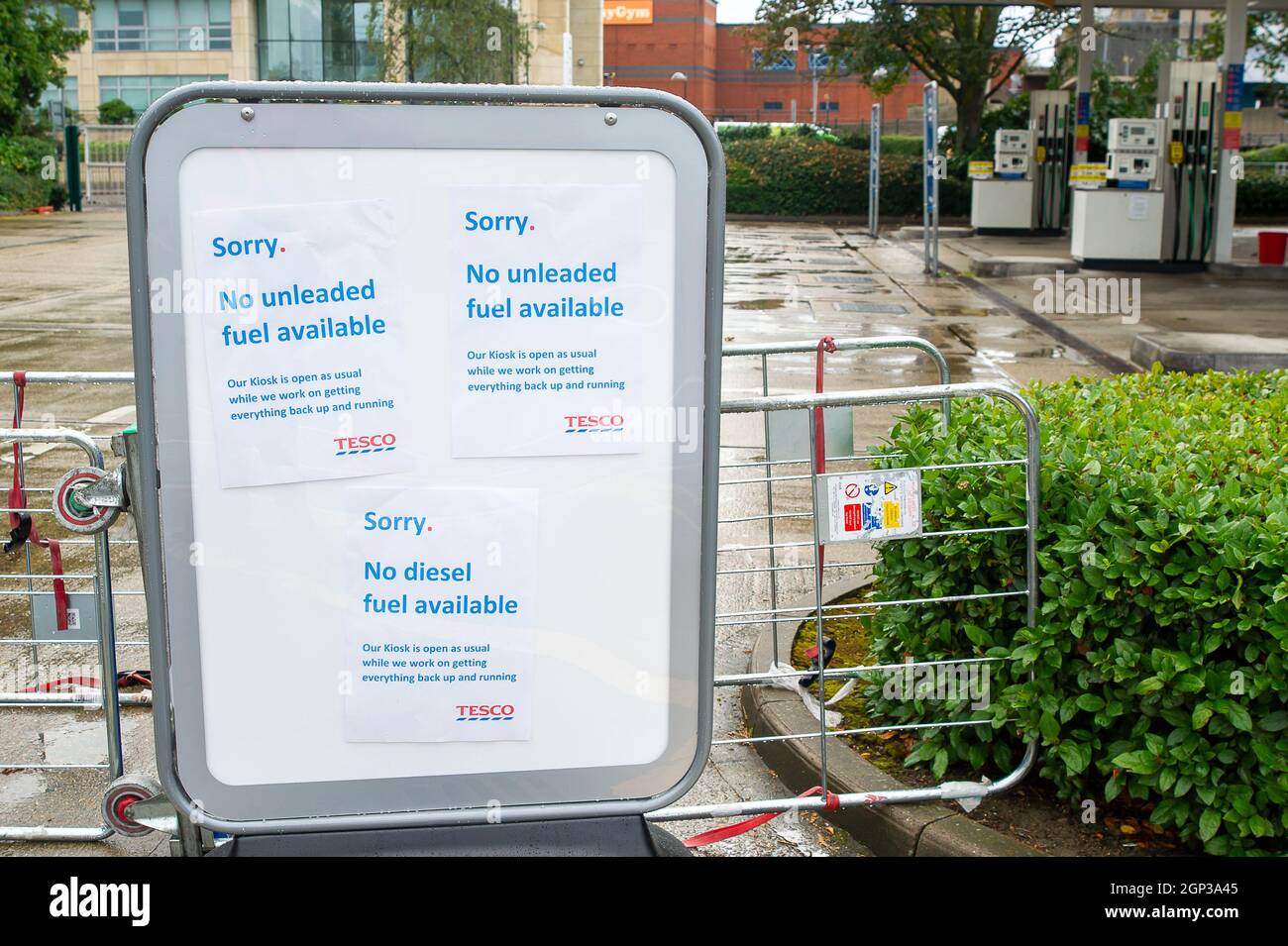 Closed tesco garage hi-res stock photography and images - Alamy