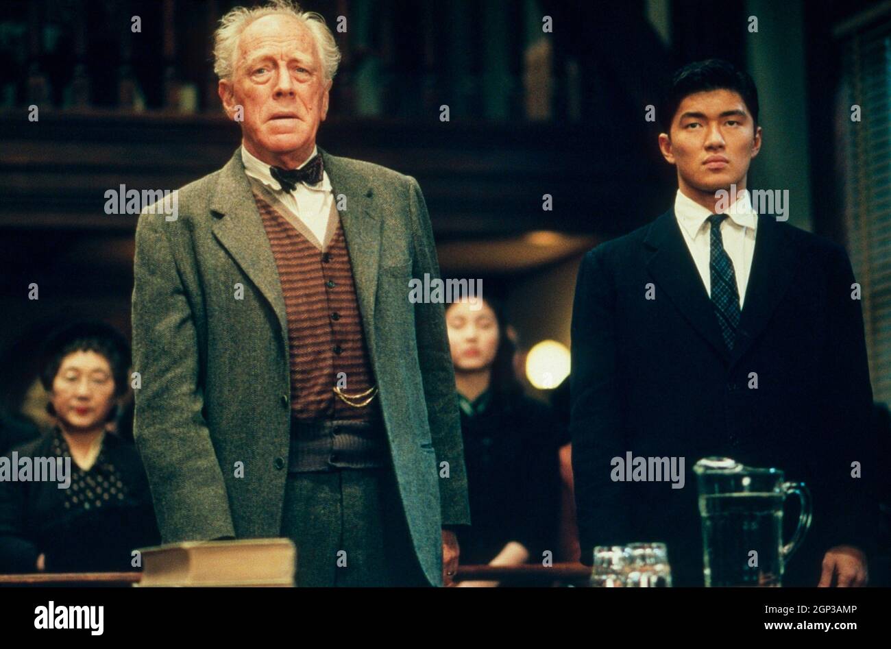 SNOW FALLING ON CEDARS, from left: Max von Sydow, Rick Yune, 1999. ph ...